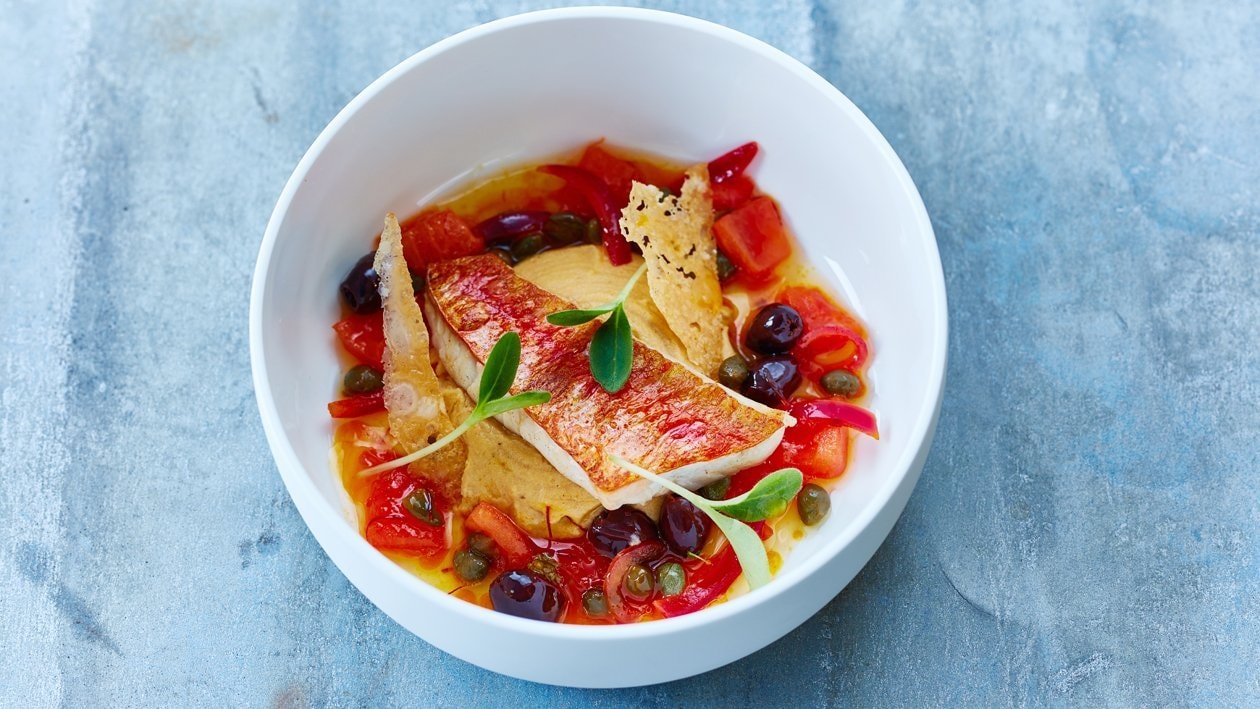 Rouget barbet grillé, crème de chorizo, chutney de tomates, olives ...