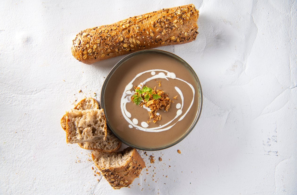 Bospaddenstoelensoep met gefruite ui en dragonroom - Recept