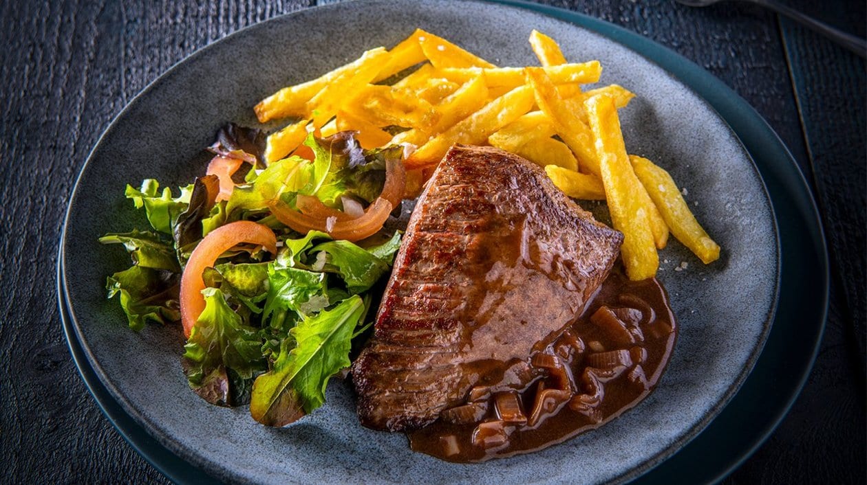Steak in sjalotsaus met Porto en laurierblaadjes - Recept