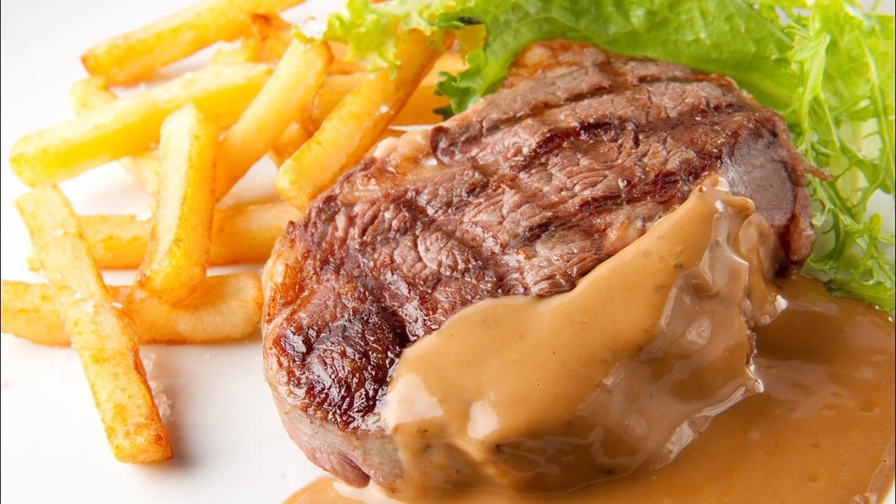 Steak grillé avec une sauce au poivre et cognac - Recette