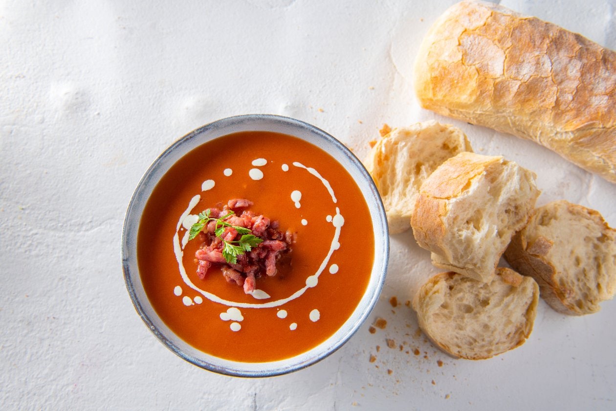 Potage aux tomates avec lardons et fines herbes - Recette